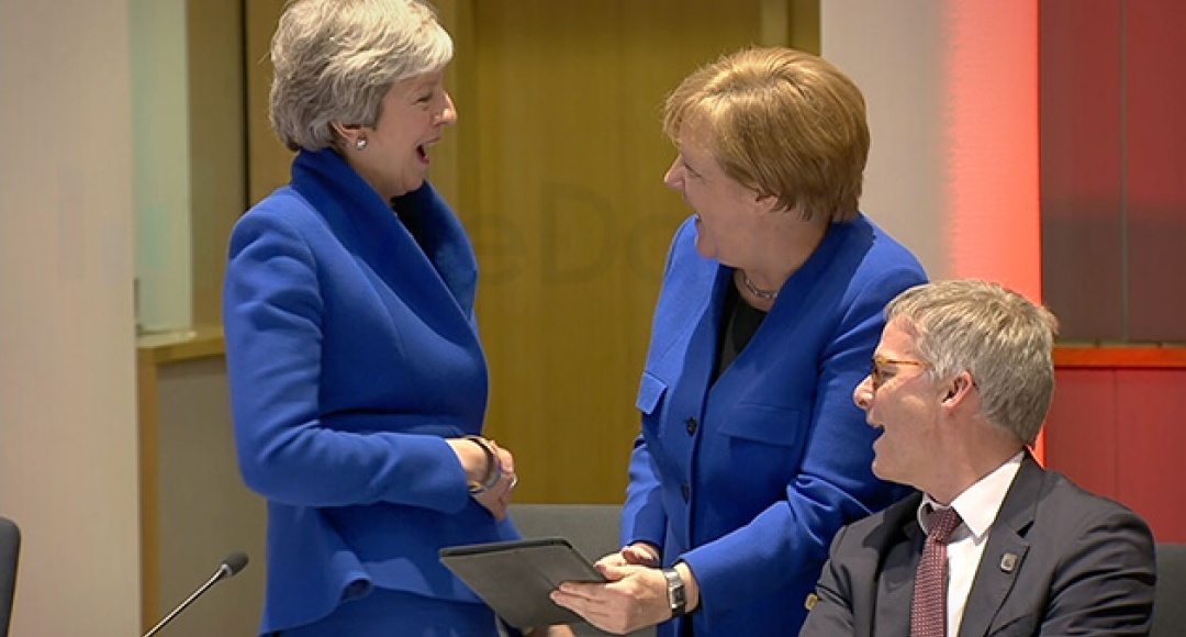 Merkel und May looking at things: Die beiden Regierungschefinnen ...